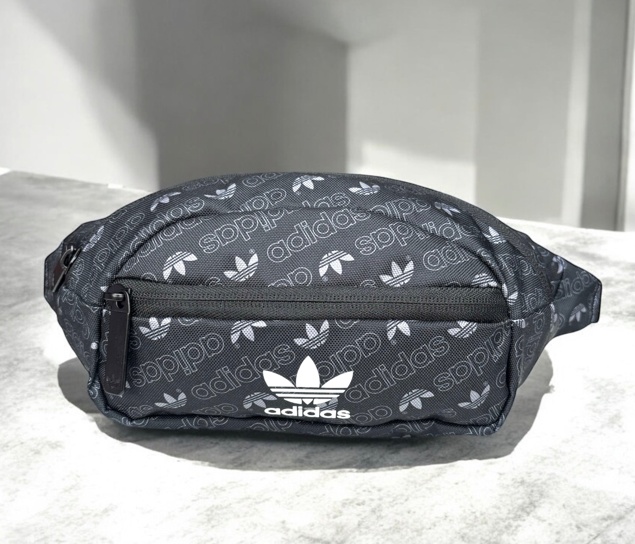 Cangurera Adidas negra logo blanco – BGC Trends