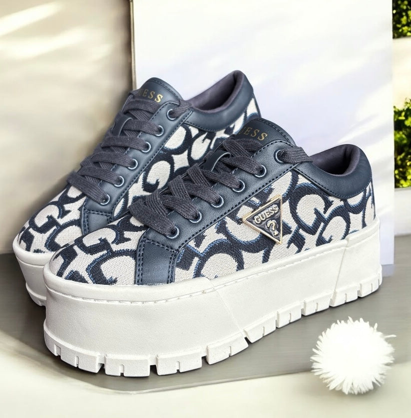 Tenis Guess crema/azul con monogram, plataforma y placa azul/dorado ...