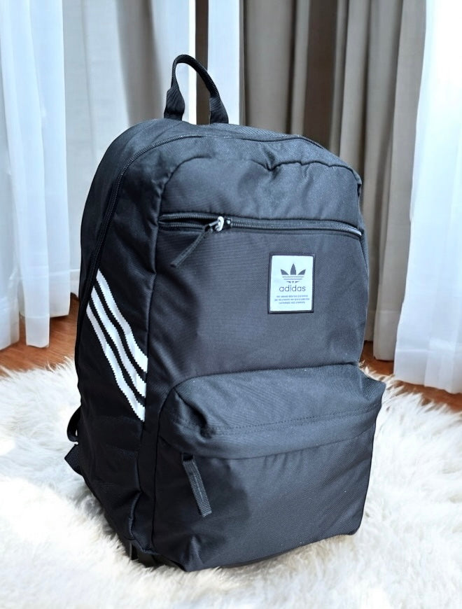 Backpack Adidas negra con placa y detalle de líneas blancas en los cos ...