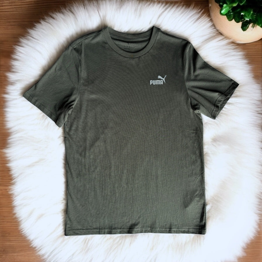 Playera Puma verde olivo con logo bordado en blanco – BGC Trends